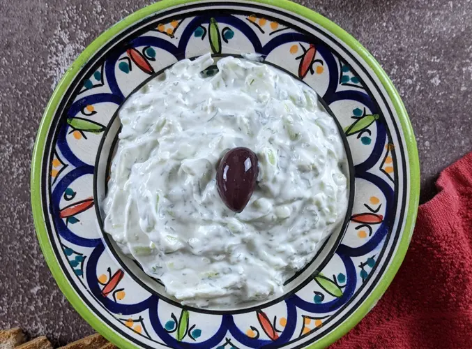 10 Παραδοσιακά Ελληνικά Φαγητά που Μεγάλωσαν Γενιές